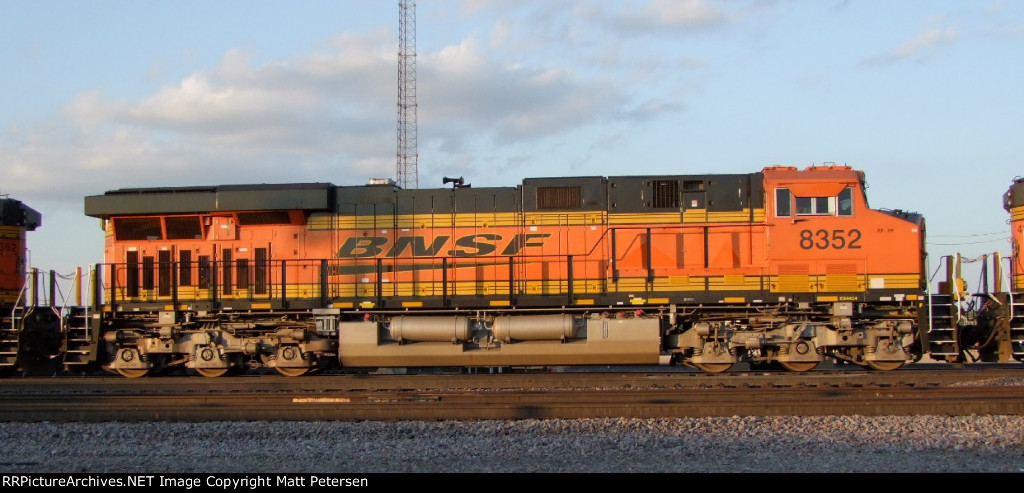 BNSF 8352